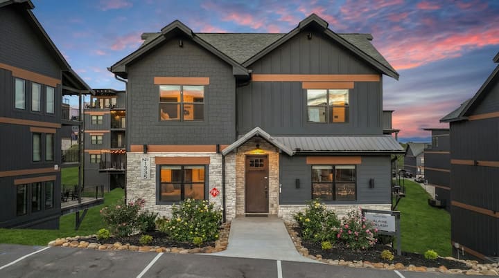 Luxury Chalet | Indoor Pool | Hot Tub | Game Room - Pigeon Forge, TN