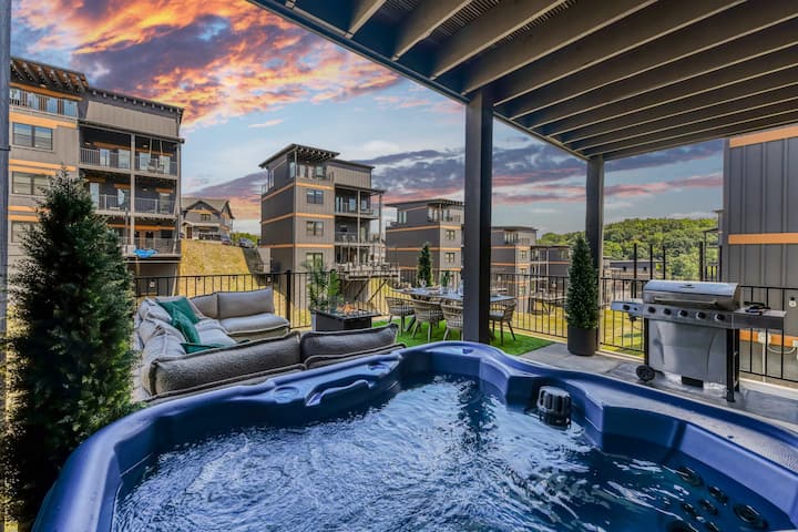 Sleeps 18 | Heated Pool | Hot Tub | Mountain Views - Sevierville, TN