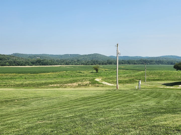 New Modern Country Escape | Views, Firepit & Games - Eureka, MO