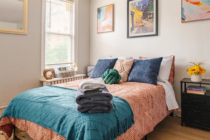 Stylish Urban 2br | Free Parking | Near Downtown - Washington, DC