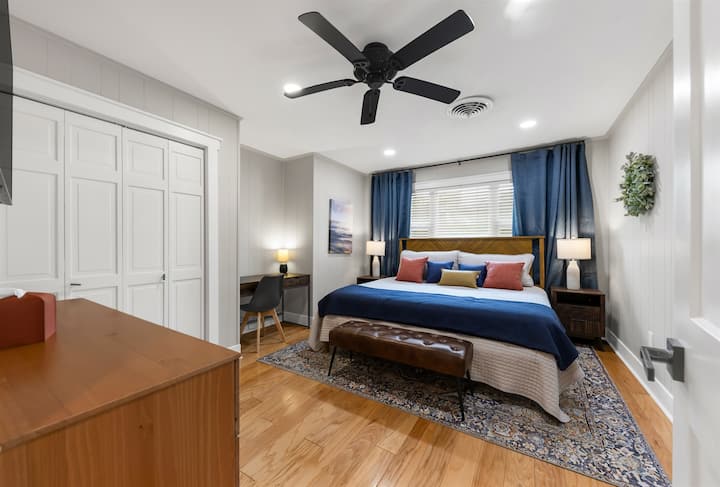 King + 4 Twins | Desk Area • Games • Pet Friendly - Bryan, TX