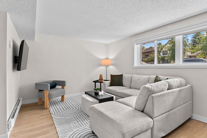 Lower Level Hideaway! 2 King Beds, Dining, Wifi, - Fort Calgary