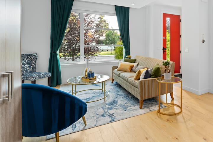 Calgary Grand Retreat | 8br 8ba Sleeps 16 | Sauna - Alberta