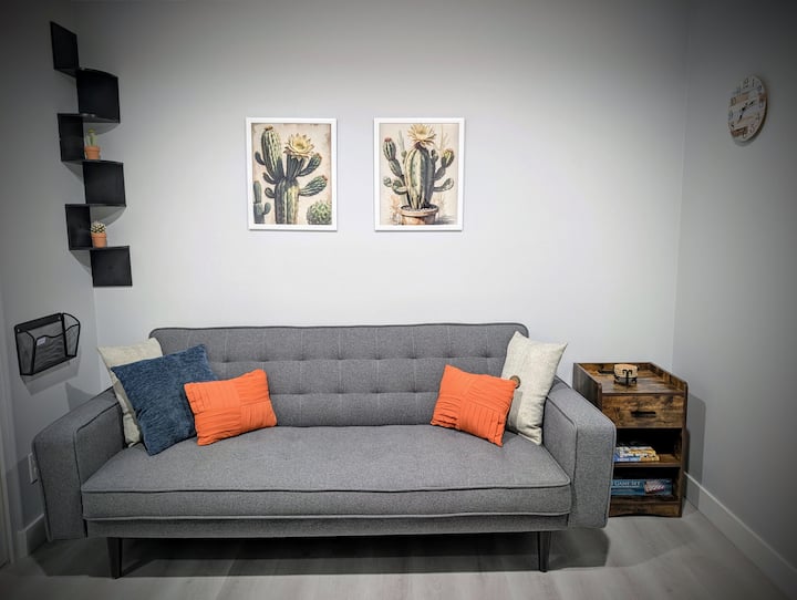 Clean Quite Duplex Near Ucr | King Bed | Sleeps 4+ - Riverside, CA