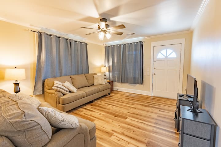 The City Cottage 2.0 - 2 Queen Beds/ Full Kitchen - Lexington, SC