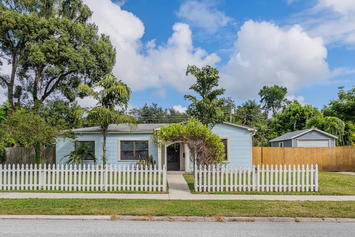 Elegant & Renovated 4 Beds • Walk To City Center - Lakeland, FL