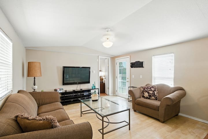 Desert Haven Cozy 2-bedroom Mobile Home Near Nmsu - Las Cruces, NM