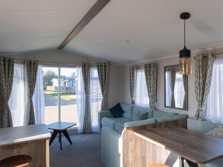 Pinewoods Park Classic No.1 - Sleeps 6 - Wells-next-the-Sea