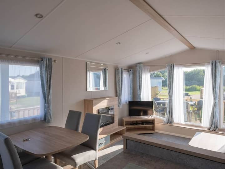 Pinewoods Beach Sleeps 8 – Dog Friendly - Holkham