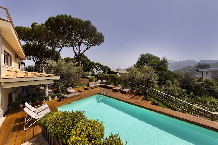 Luxury Villa With Pool, Gym & Garden In Sorrento - Sorrent