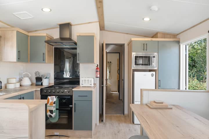 Beachy Lodge With Deck & Parking, Nr Ilfracombe - イフラクーム