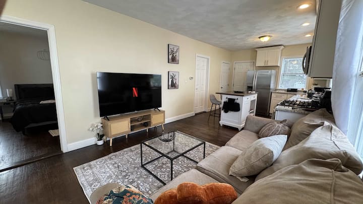 New Downtown Salem Retreat 3bd W/ Parking - Beverly, MA