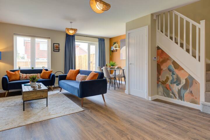 Stylish 3br Stay In Bourne With Parking - Bourne