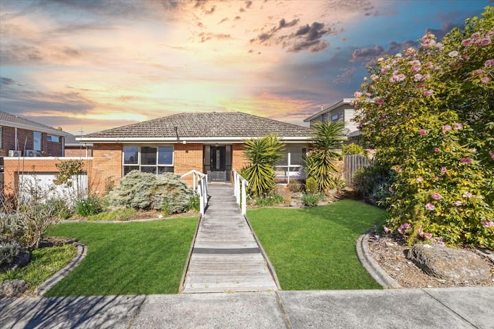 Spacious Four Bedroom Holiday House Doncaster East - Box Hill