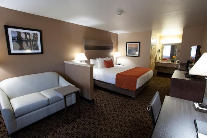 Enjoy Quiet Comfort | Pool | Parking | Breakfast - Napa Valley, CA