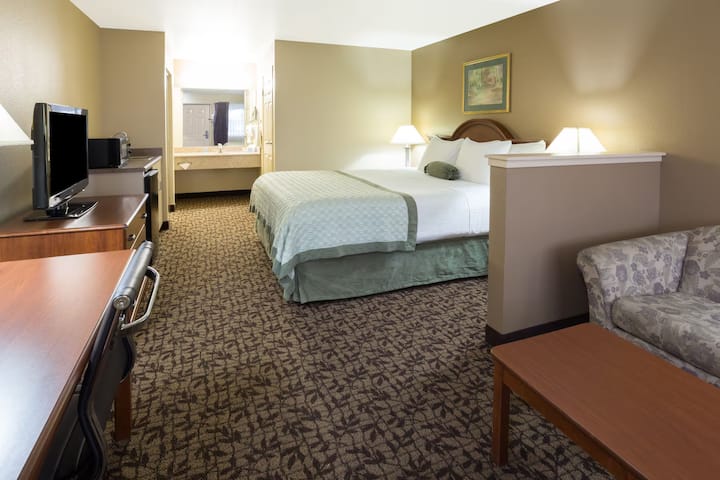 King Bed | Hawthorn Suites | Near Downtown | Pool - Napa, CA