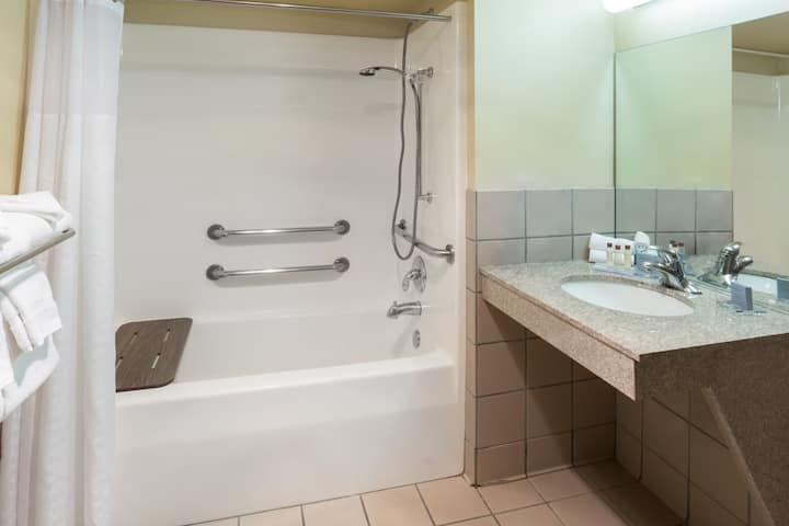 King Bed | Hawthorn Suites | Near Downtown | Pool - Napa, CA