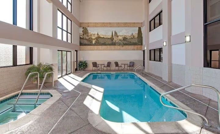 2 Charming Units | Pool | Parking | Free Breakfast - Napa, CA