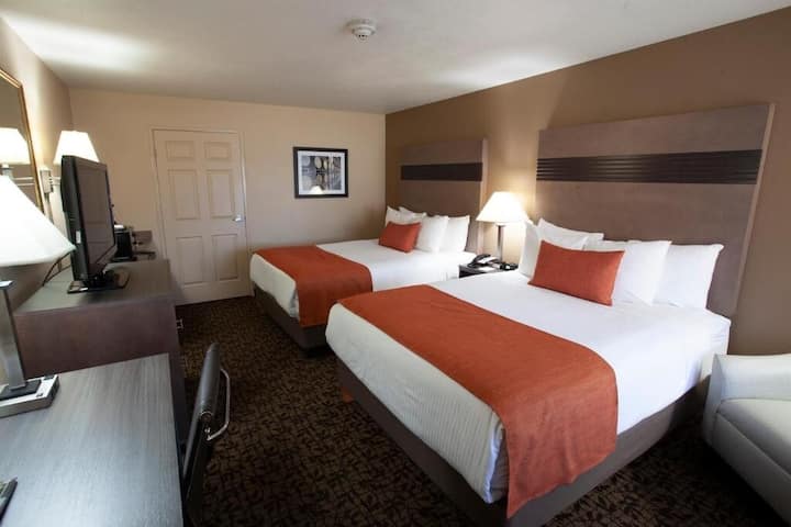 2 Group-friendly Rooms Close To Wine Train | Pool - Napa, CA