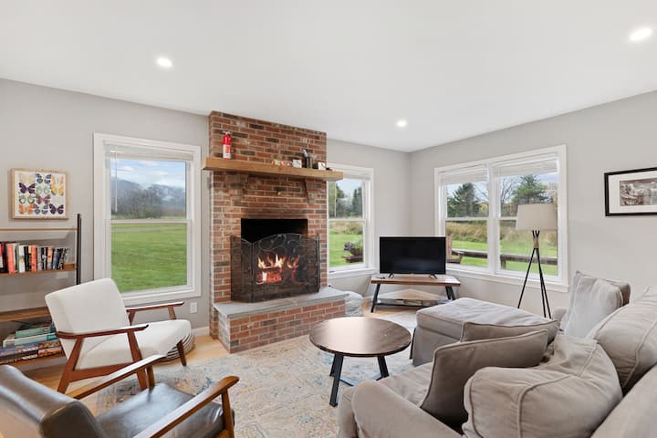 Hollow House: 3 Br W/ Fireplace, A/c, Deck, Garage - Waterbury Village Historic District