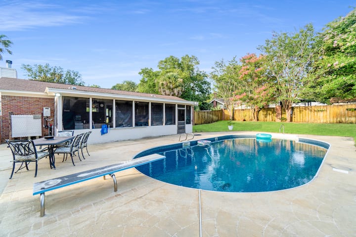 Over The Hill By The Bayou, Pool, Family Friendly - Pensacola, FL