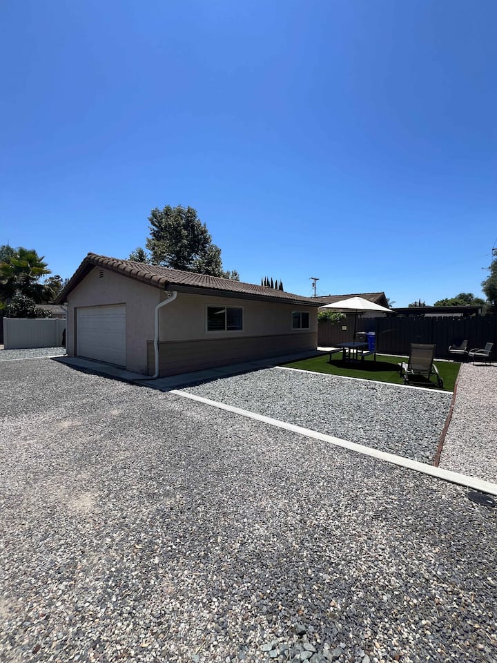 Charming 2 Bed 1 Bath Private Studio - Escondido, CA