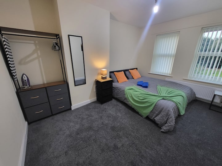 Modern 3-bedroom House W Private Parking - Rotherham
