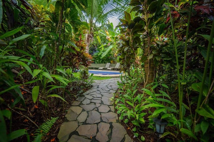 Pool*gardens*close To Restaurants*concierge*maid - Playa Blanca, Costa Rica