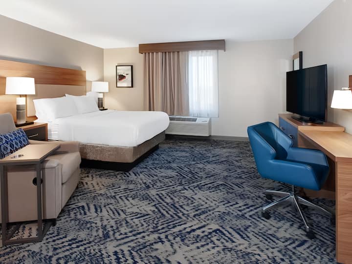 Enjoy Restful Sleep At Suite Near Local Dining - Sterling Heights, MI