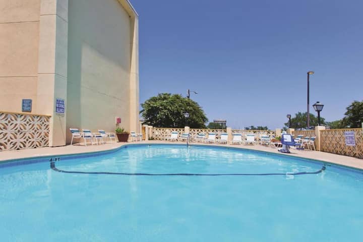 Minutes From Downtown | Pool. Free Breakfast - Charleston, SC