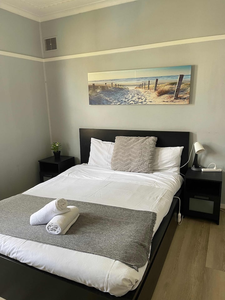 Simple & Affordable Double Room In Carramar - Liverpool