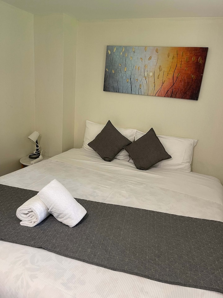 Detached King Bed Studio W/ Ensuite Bath & Kitchen - Parramatta