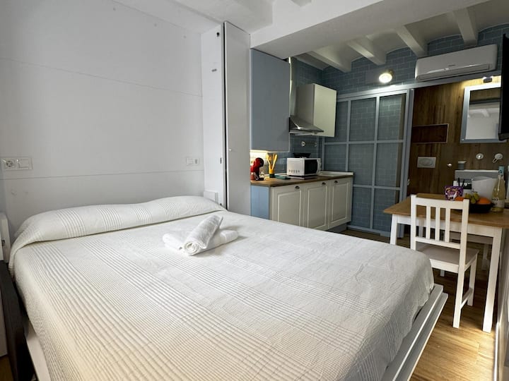 Mazuelo Harbor's Light - Villajoyosa