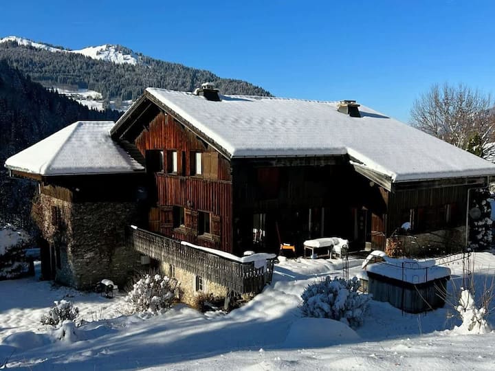 Alpine Chalet With Mountain Views And Hot Tub - Morzine