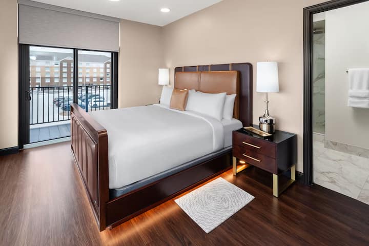 Premium Suite | Legacy Hotel | Pets Are Welcome - Green Bay, WI