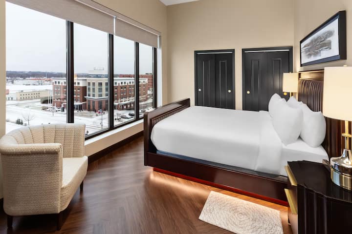 Legacy Hotel | Grand Penthouse Suite | City Views - Green Bay, WI