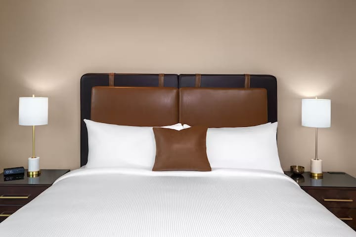 Legacy Hotel | Executive Penthouse | Bar & Spa - Green Bay, WI