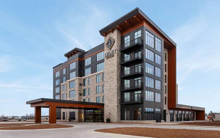 Legacy Hotel | Premium Suite | Free Parking - Green Bay, WI