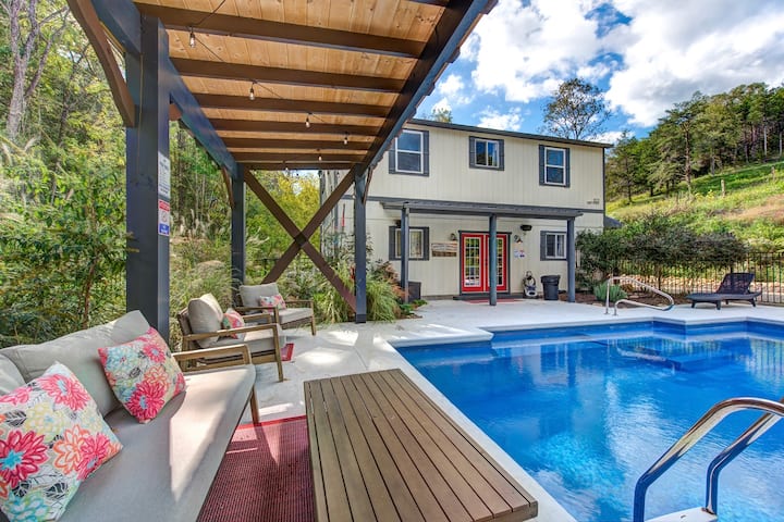 Smoky Mountain Farmhouse W/ Hot Tub & Views - Sevierville, TN