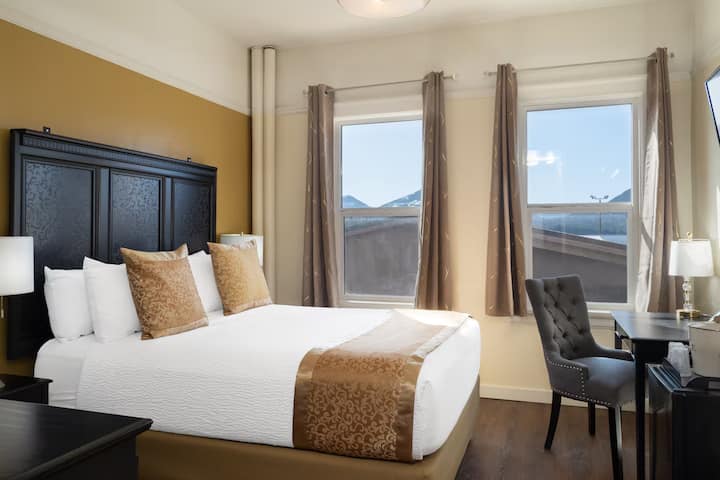 Queen Room | Gilmore Hotel | Ocean View | Bar - Ketchikan, AK