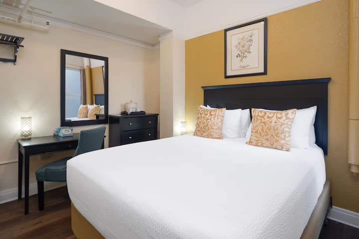 Gilmore Hotel | Queen Ocean | Waterfront Room - Ketchikan, AK