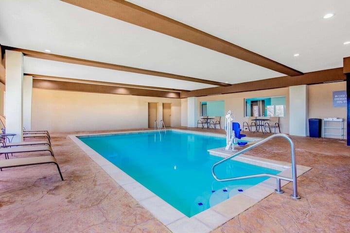 Walk To Speedway + Pool. Free Breakfast & Parking - Fort Worth, TX