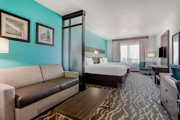 Near Tanger Outlets | Gym. Pool. Free Breakfast - Fort Worth, TX