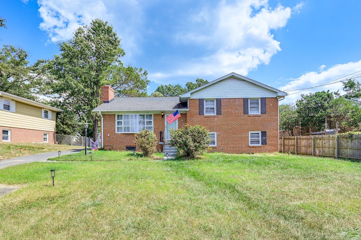 Fireplaces, Fire Pit & Family Fun: Alexandria Home - Huntington, VA