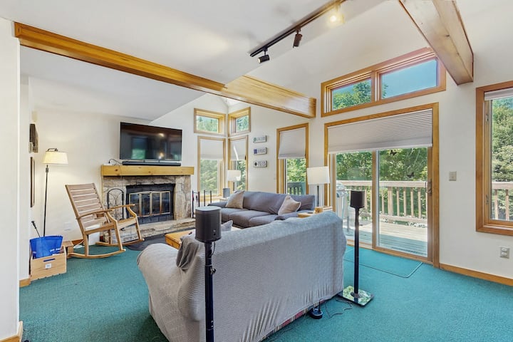 2br Condo W/ Golf Course Views, Balcony, Fireplace - Wilmington, VT