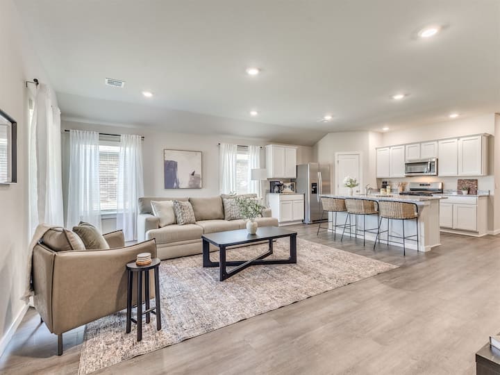 Modern Comfort In The Heart Of Tulsa! - Broken Arrow