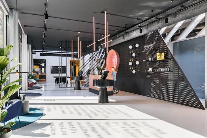 Gather In Shared Spaces For Coffee Or Cocktails - Florencia