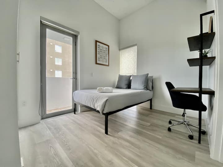 Bright Private Bedroom + Ensuite Bath * Balcony - Miami, FL