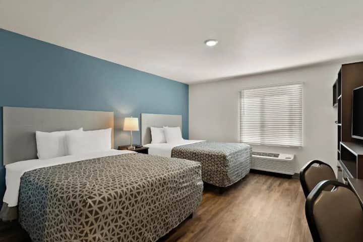 Secure, Clean, & Pet-friendly + Free Parking - Fort Collins, CO