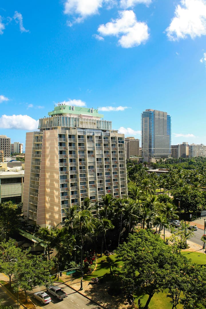 Premier Getaway | Infinity Pool | 1 King Bed - Honolulu, HI